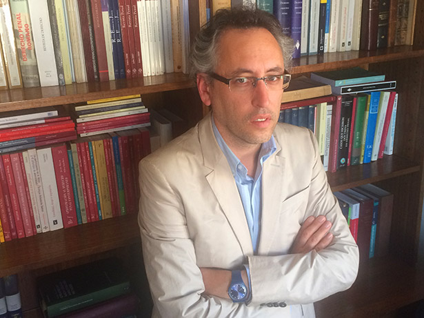 Libro del profesor Luis Emilio Rojas aborda las bases de la falsedad documental